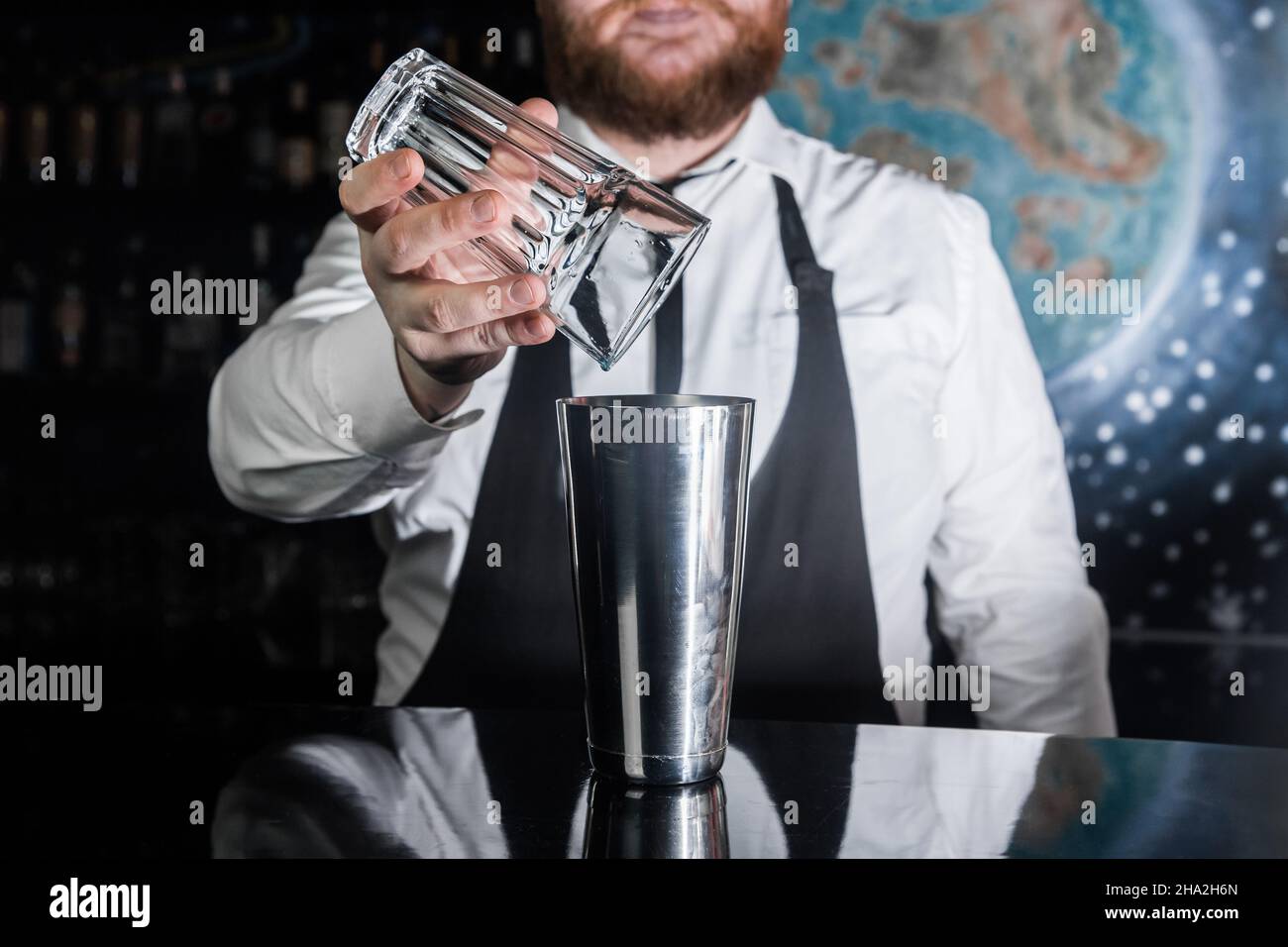 Professional Bartender Hand Covers Glass Glass Tool for Mixing and ...