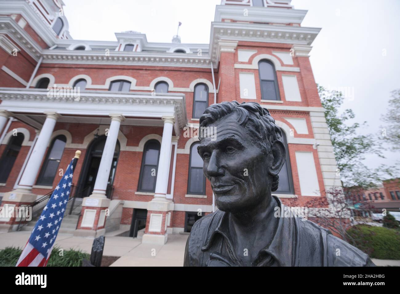 Pontiac, Il, USA, Statue of Abe Lincoln in front of Livingston County ...
