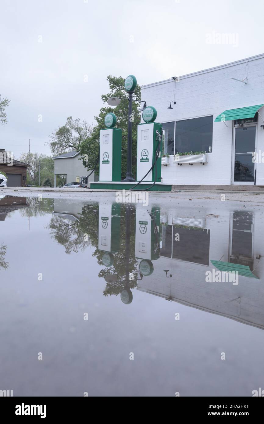 Lexington, Il, USA, Filling station with vintage pumps, Route 66 Stock ...