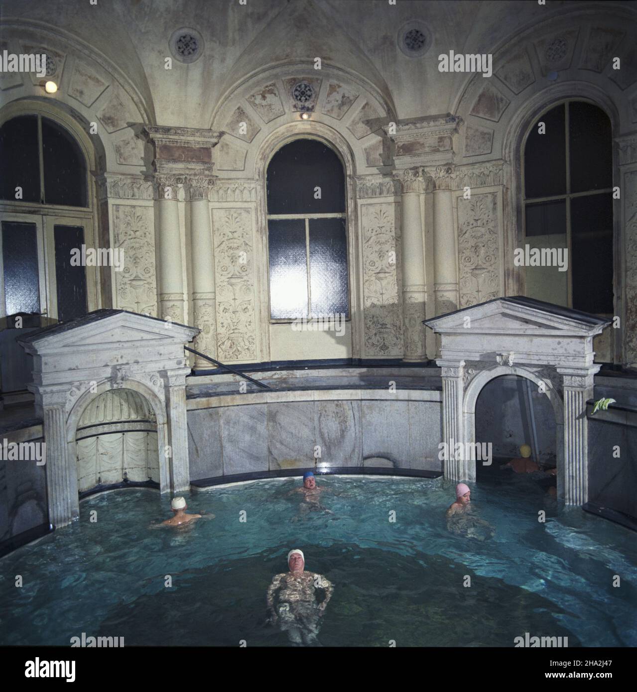 L¹dek Zdrój 03.1981. Dom Zdrojowy Wojciech. Nz. zabytkowy basen ...