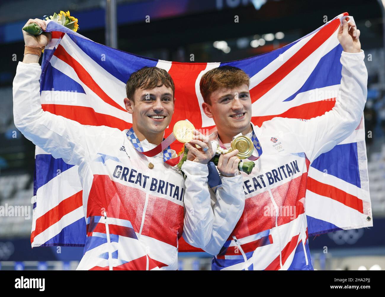 Britain's Tom Daley (L) and Matty Lee pose with their gold medals after ...
