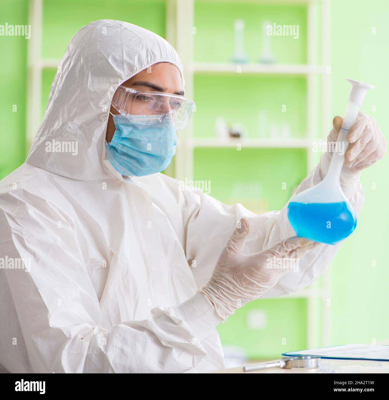 The chemist working in the lab on new experiment Stock Photo - Alamy
