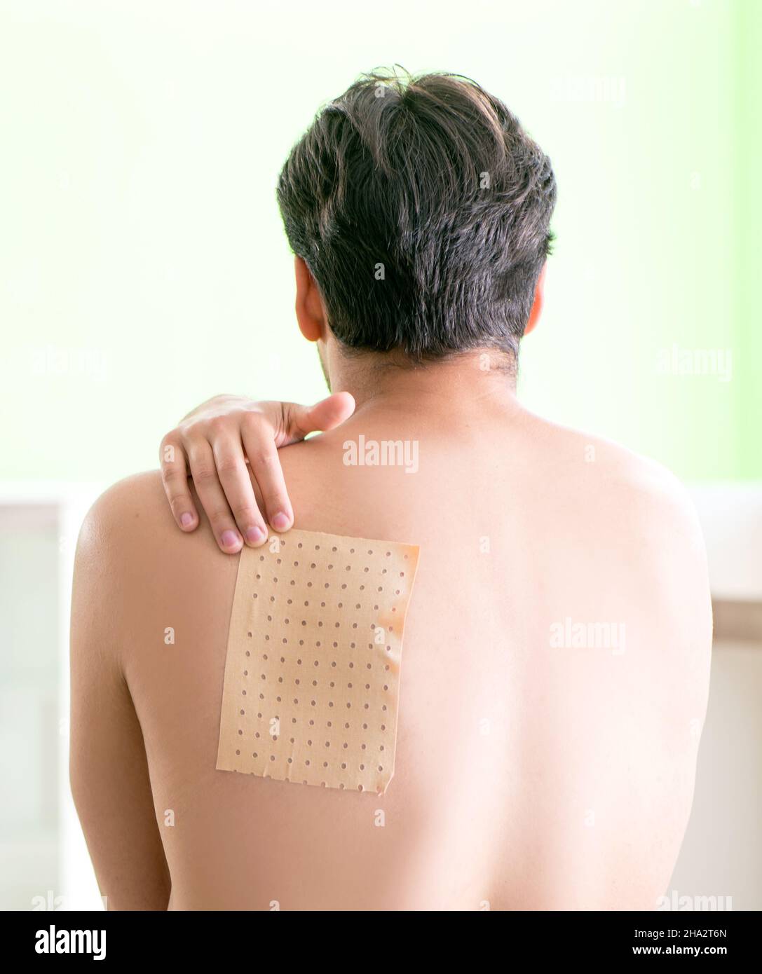 The man applying pepper capsicum plaster to relieve pain Stock Photo ...