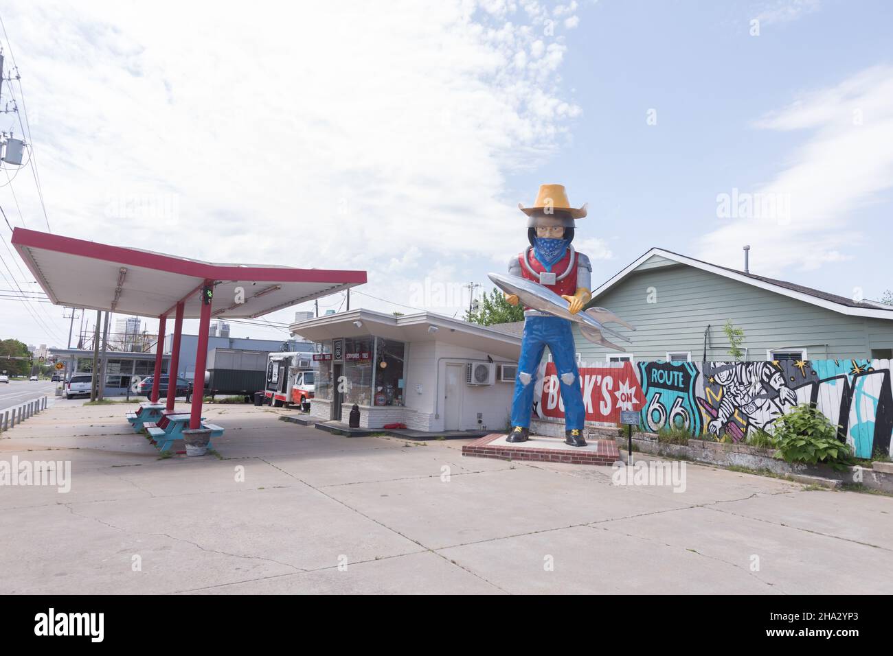 Tulsa, Oklahoma, Buck Adam's Cosmic Curios- Muffler man holding a ...