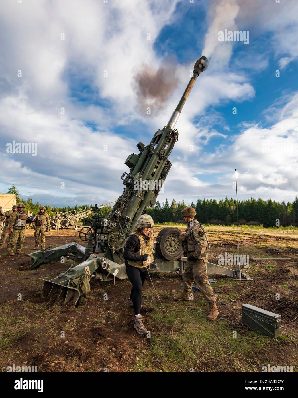 U.S. soldiers assigned to Bravo Battery, 2nd Battalion, 17th Field ...