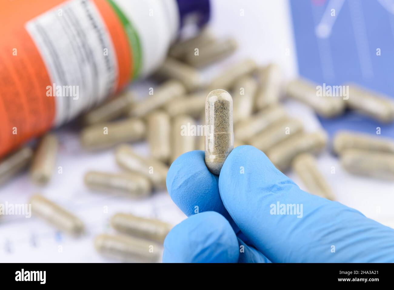 Scientist hand hi-res stock photography and images - Alamy