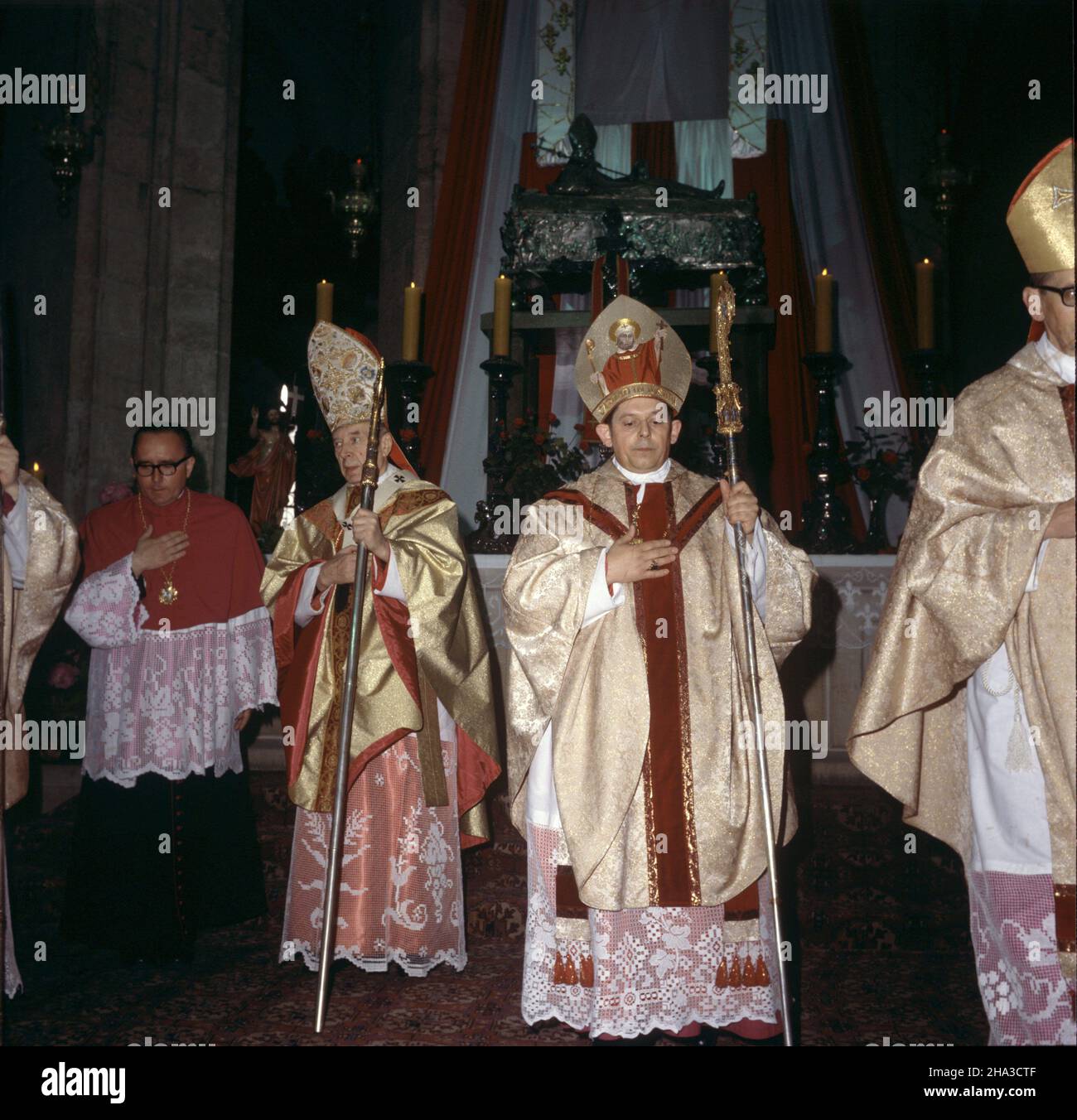 Gniezno 21.04.1979. Ksiêdz pra³at Józef Glemp (C) œwiêcenia biskupie ...
