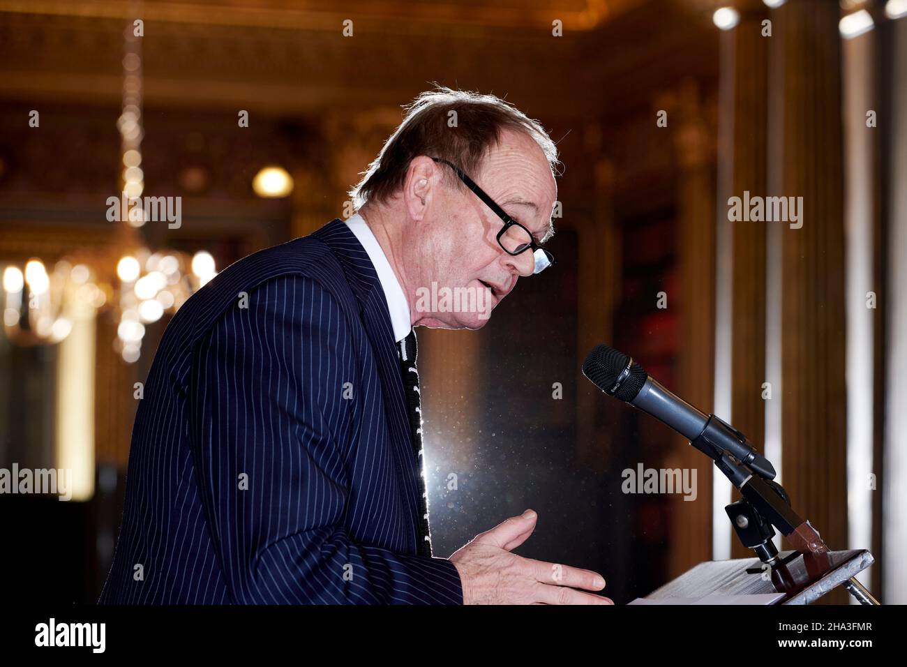 John lloyd qi hi-res stock photography and images - Alamy