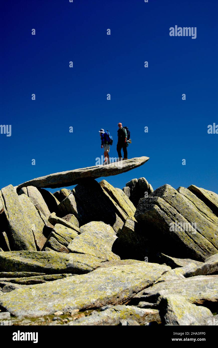 Walkers on the Cantilever rock, the Glyders, Snowdonia Stock Photo - Alamy