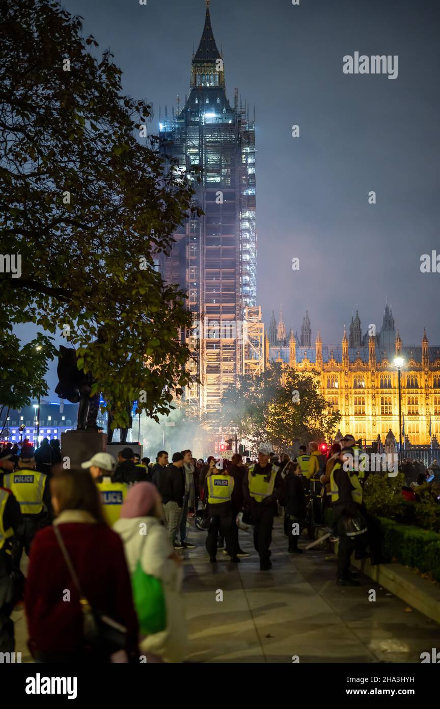 LONDON - NOVEMBER 5, 2021: Police officers in Parliament Square during ...