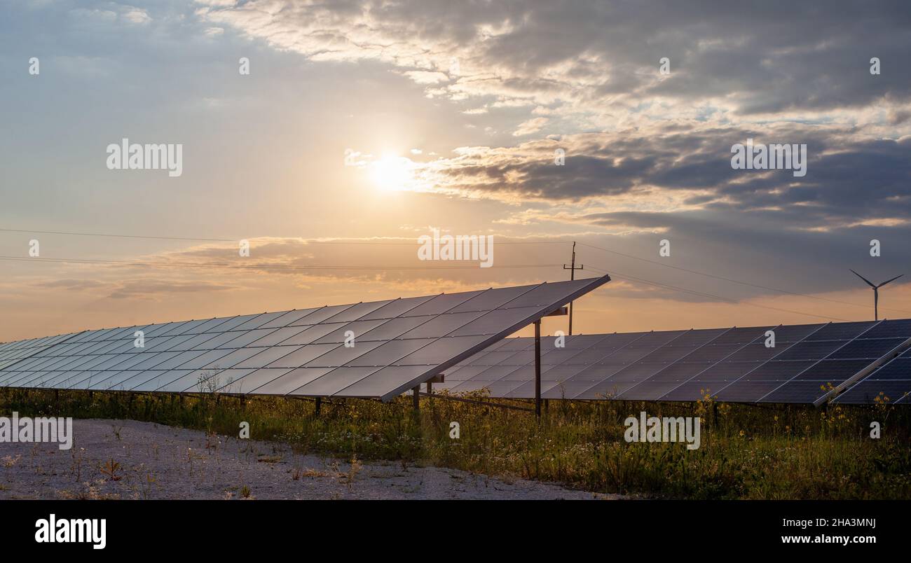 Lines solar cell panels in hi-res stock photography and images - Alamy