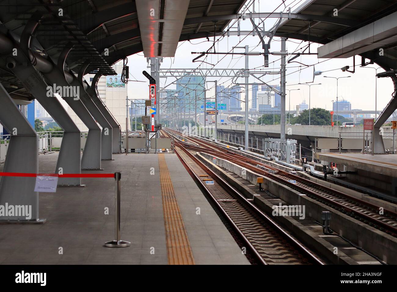 Empty train platform architecture hi-res stock photography and images ...