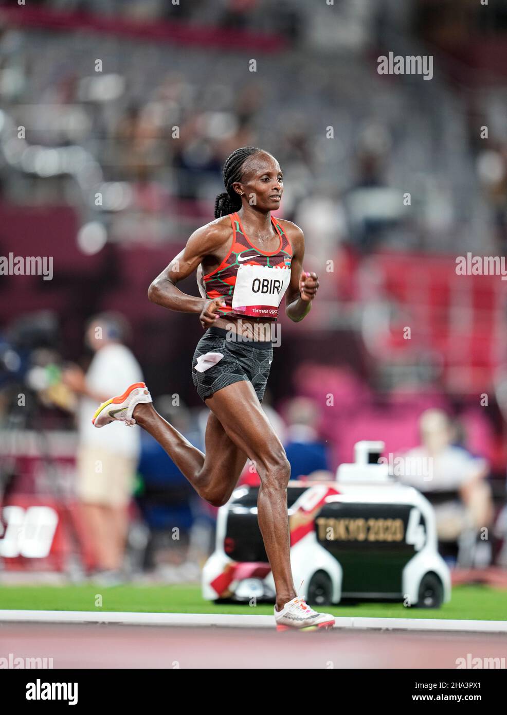 Hellen Obiri competing in the 10,000 meters of the 2020 Tokyo Olympics ...
