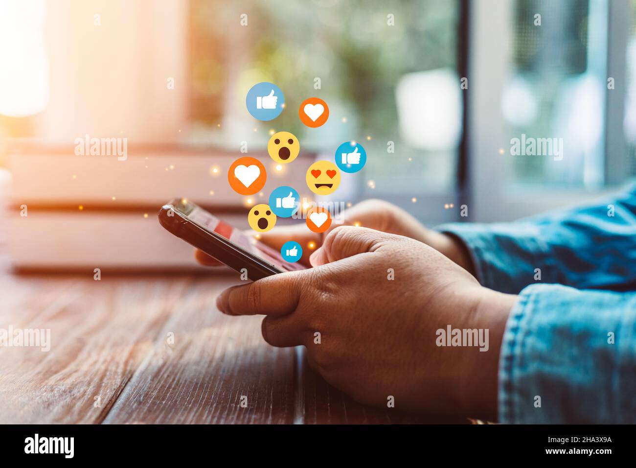 Woman chat bubble smartphone hi-res stock photography and images - Alamy