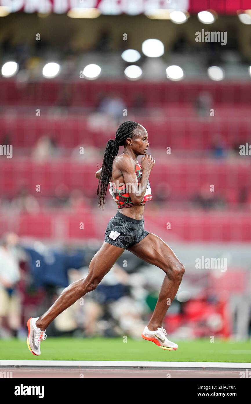 Hellen Obiri competing in the 10,000 meters of the 2020 Tokyo Olympics ...