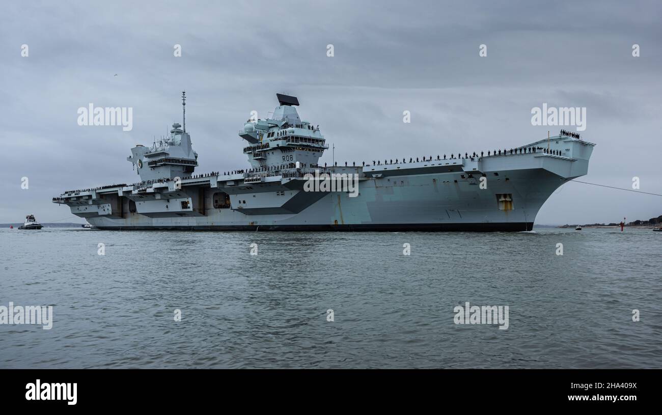 HMS Queen Elizabeth Homecoming Stock Photo - Alamy