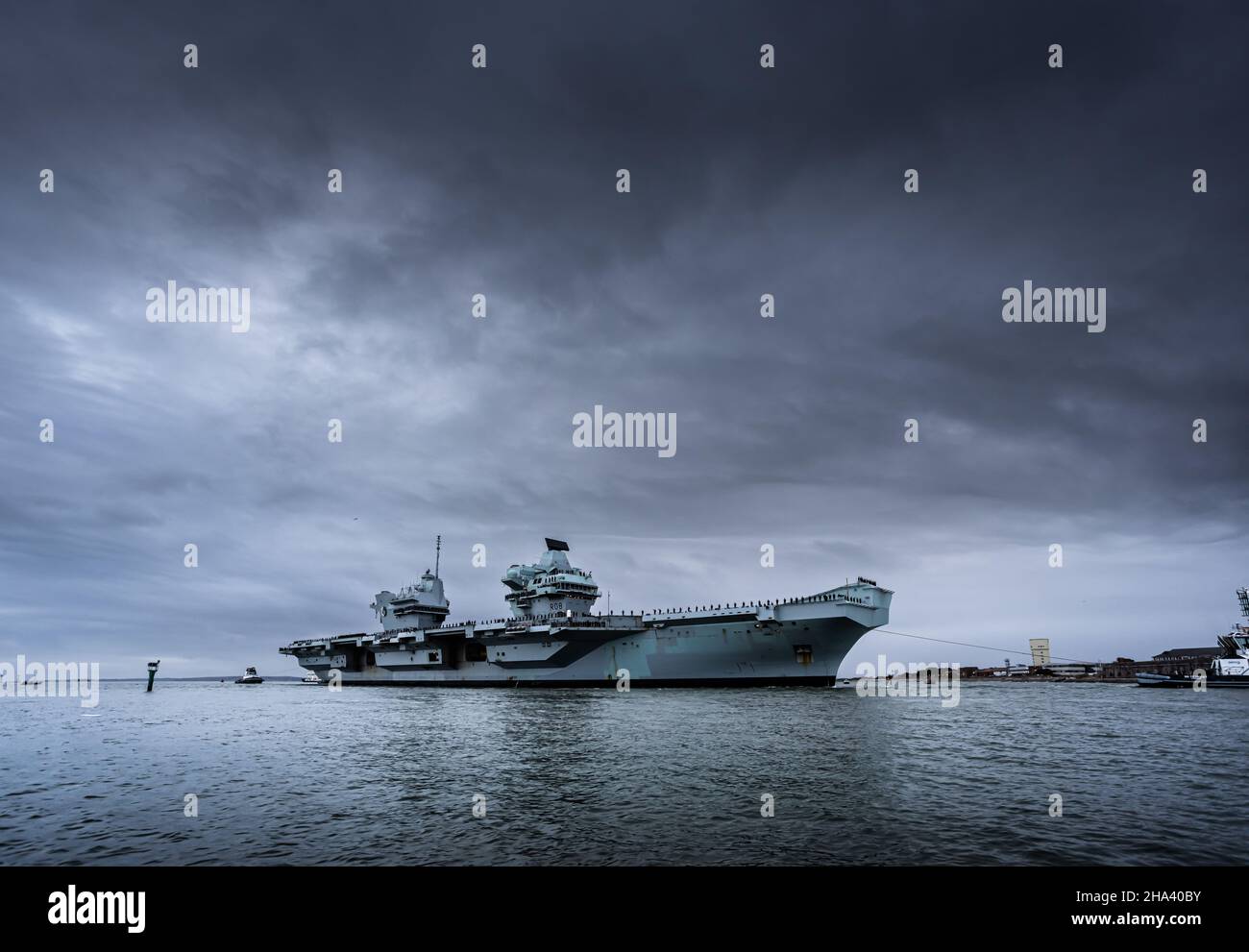 HMS Queen Elizabeth Homecoming Stock Photo - Alamy