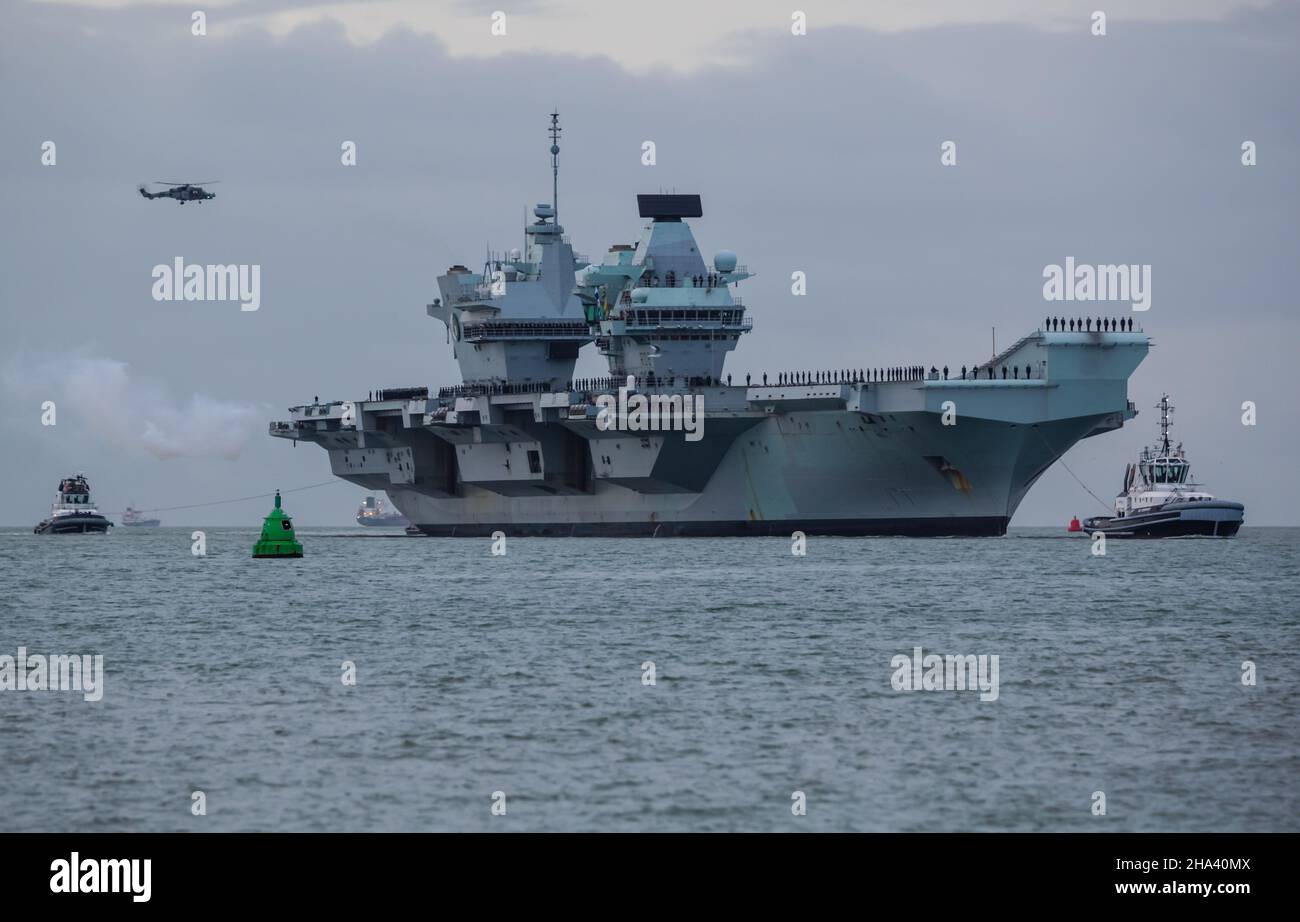 HMS Queen Elizabeth Homecoming Stock Photo - Alamy