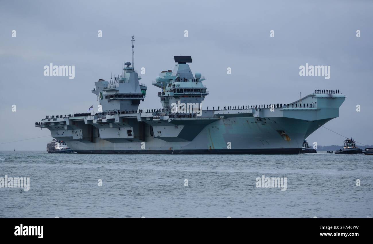 HMS Queen Elizabeth Homecoming Stock Photo - Alamy