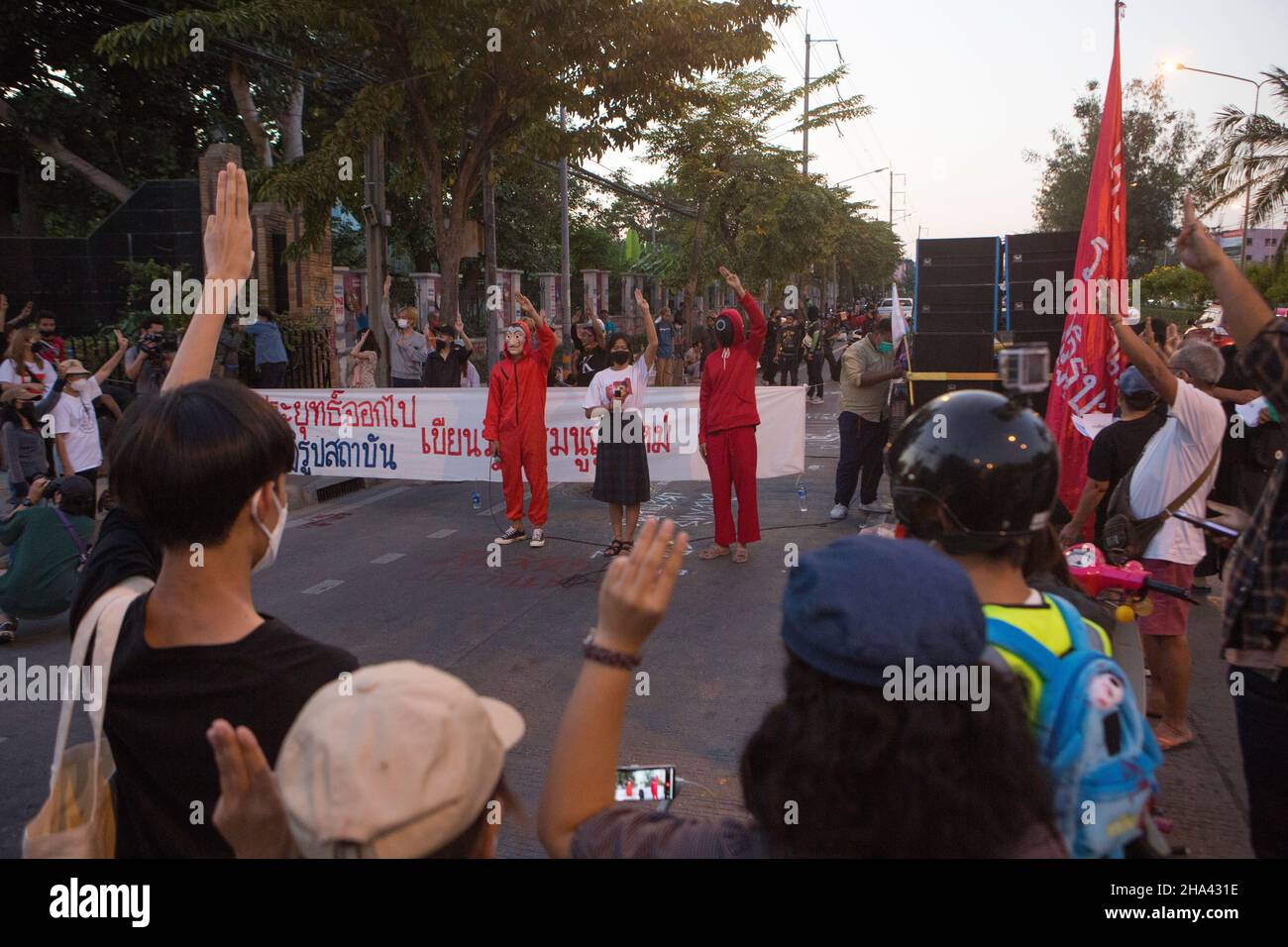 Protest leaders dressed up in "Squid Game" cosplay and held up three ...