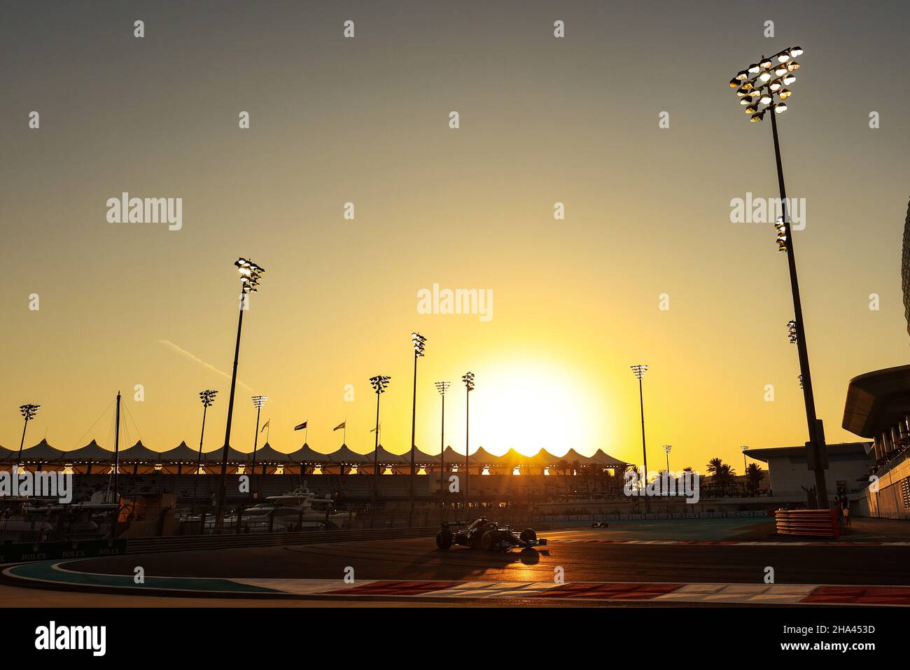 Abu Dhabi, Abu Dhabi. 10th Dec, 2021. Lewis Hamilton (GBR) Mercedes AMG ...