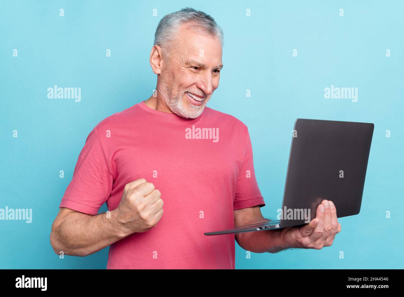 Photo portrait elder man smiling using laptop browsing internet ...