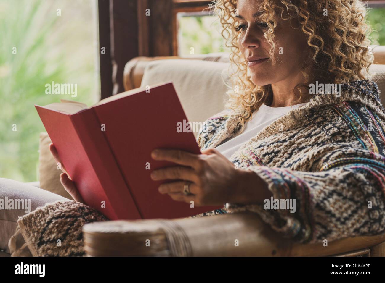 Lady reading a book hi-res stock photography and images - Alamy