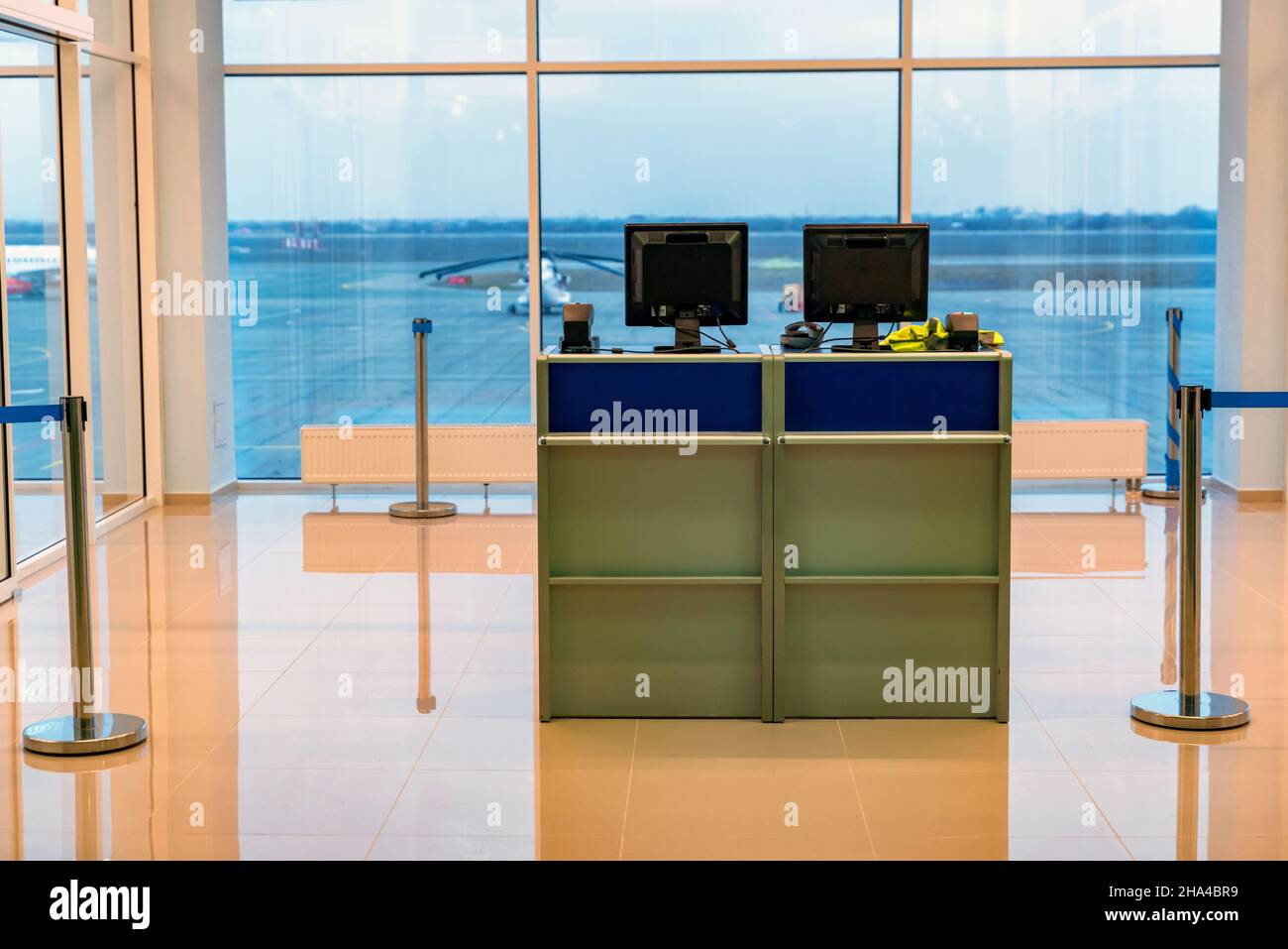 Reception desks hi-res stock photography and images - Alamy