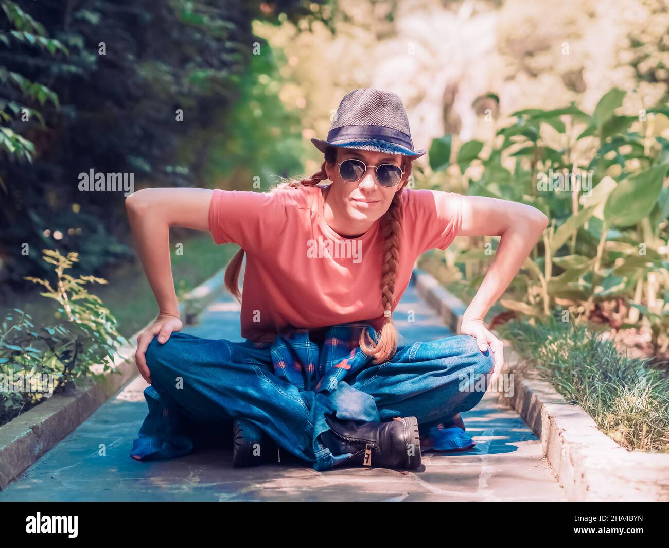 Girl legs spread hi-res stock photography and images - Alamy