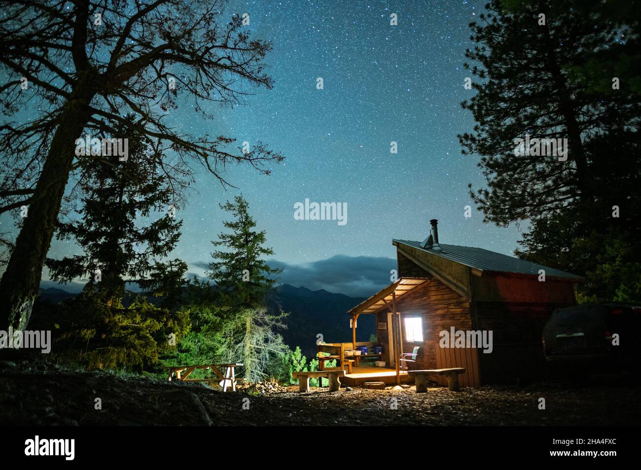 Night photo of cabin in the north cascade mountains Stock Photo - Alamy