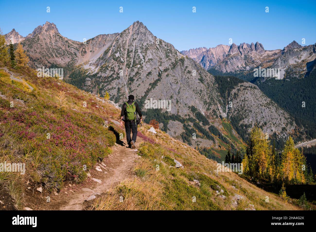 Guy hiking hi-res stock photography and images - Alamy