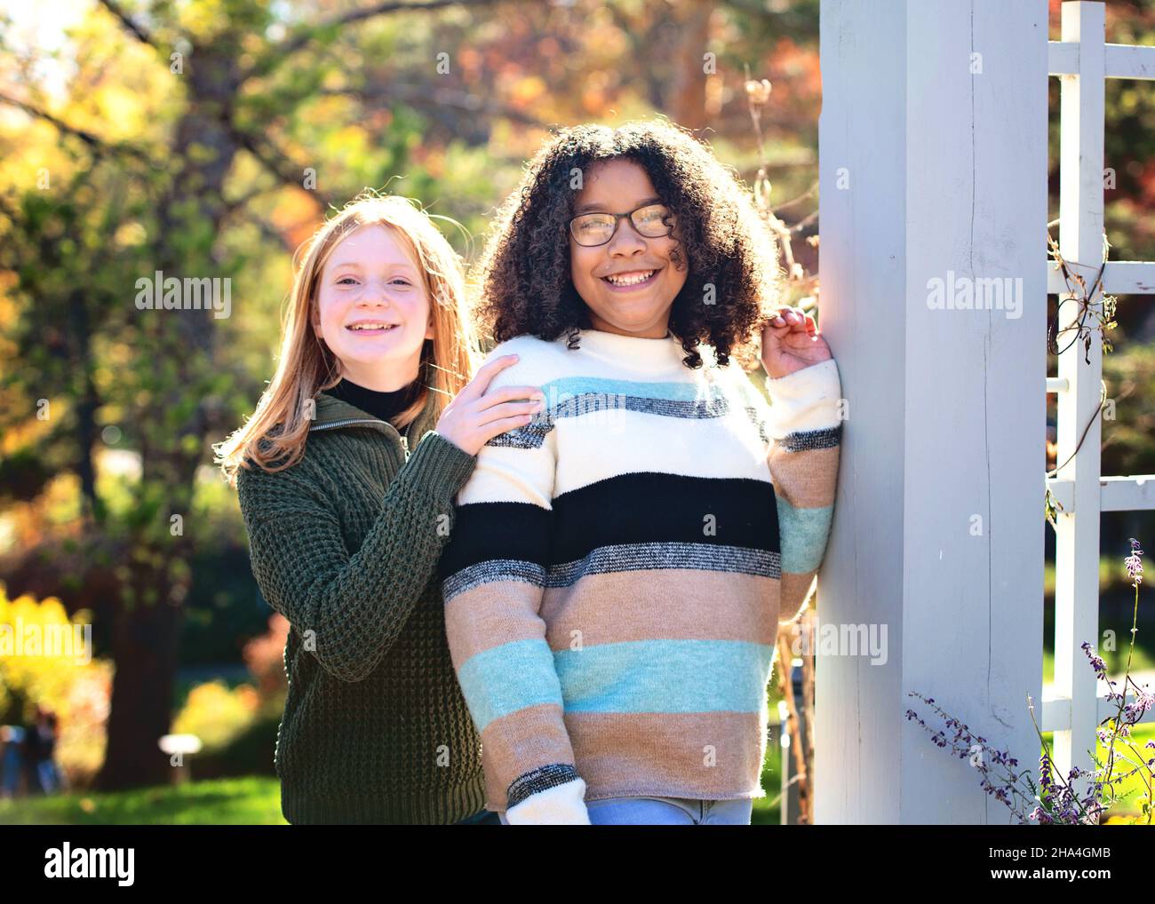 Two tween girls hi-res stock photography and images - Alamy