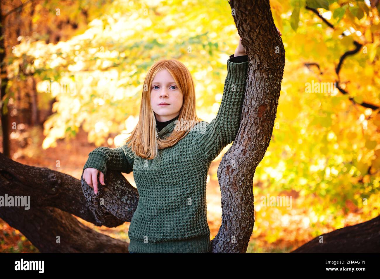 Pretty tween girl with red hair outdoors in fall colors Stock Photo - Alamy