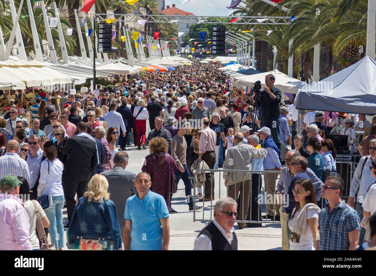 Crowd of people on the house party hi-res stock photography and images ...