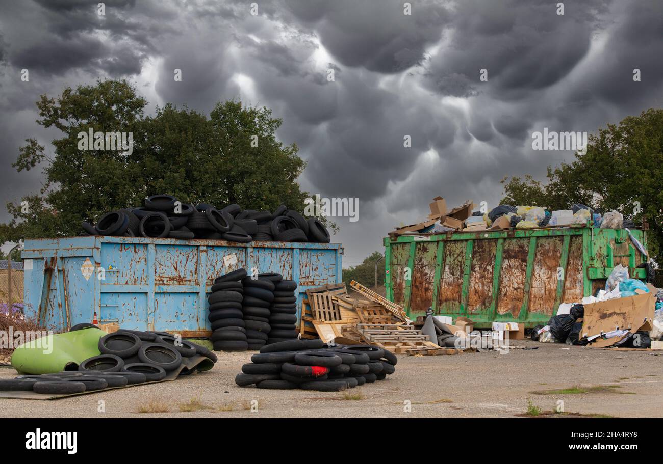 Mixed garbage hi-res stock photography and images - Alamy