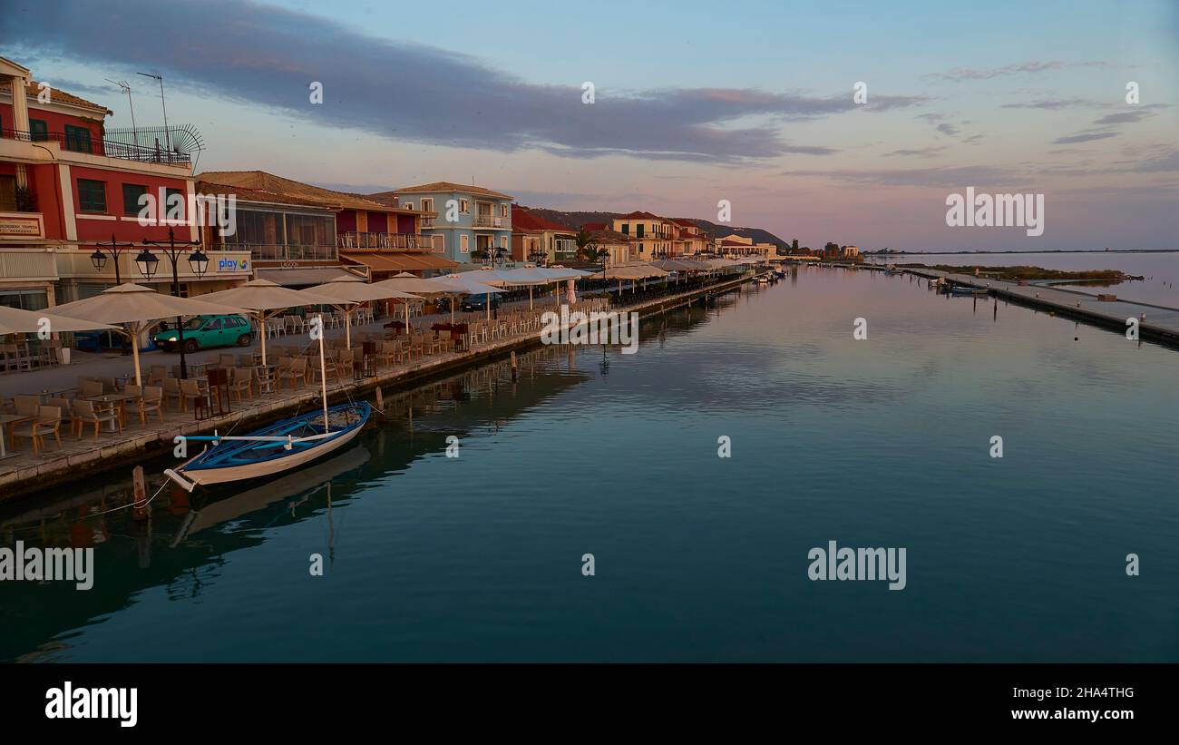 Lins row of houses and boat hi-res stock photography and images - Alamy