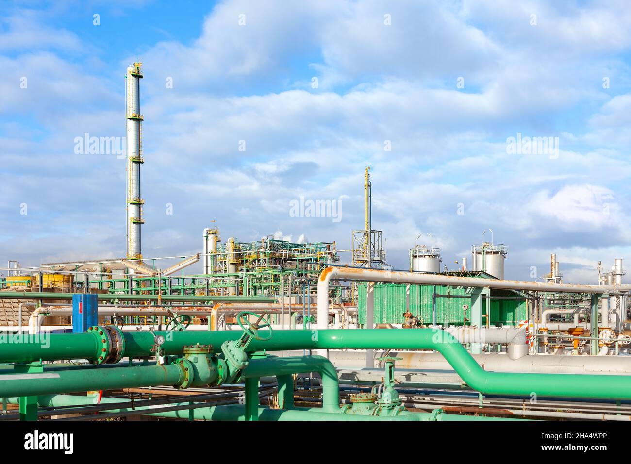 Refinery pipelines hi-res stock photography and images - Alamy