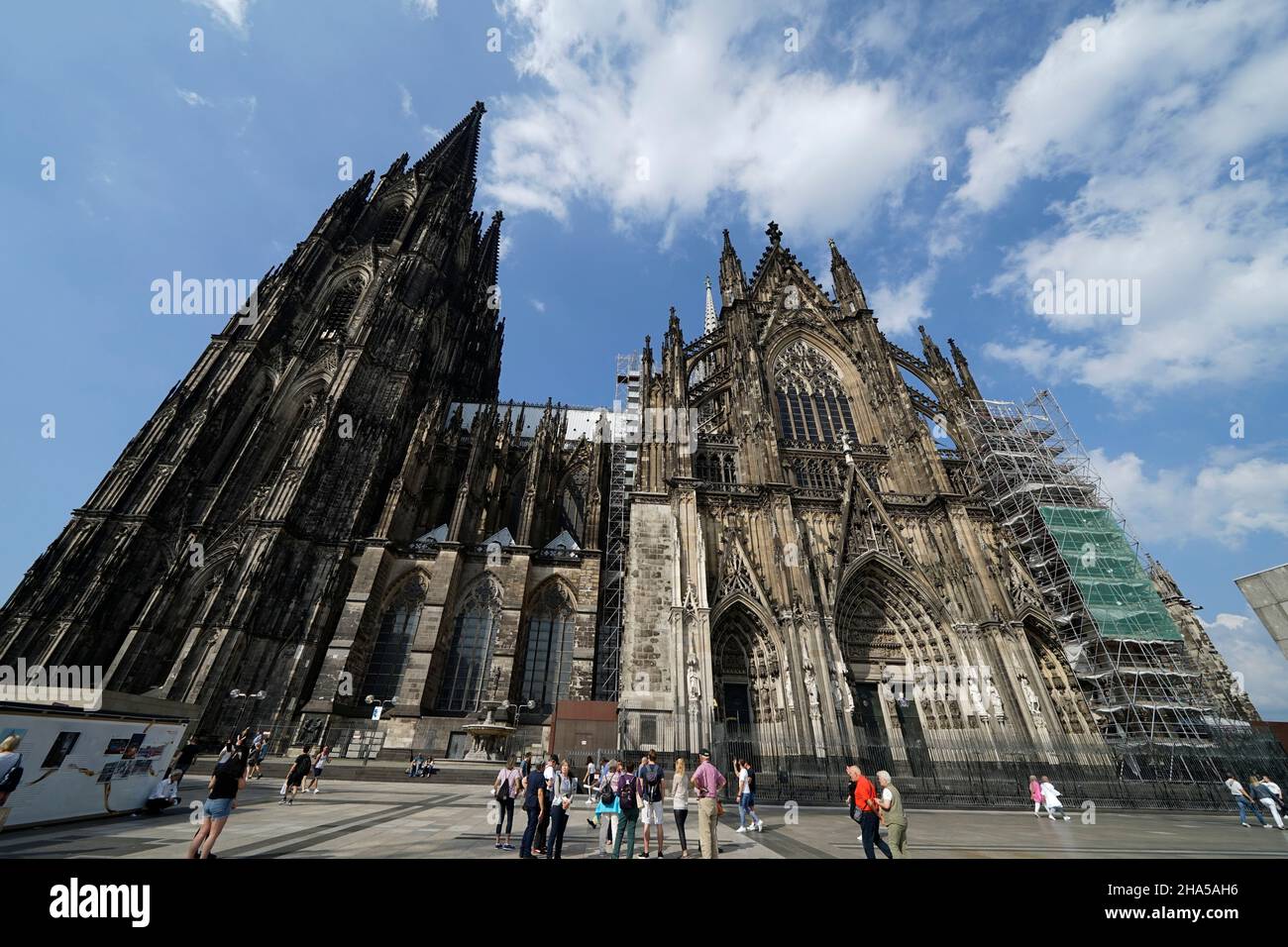 germany,north rhine-westphalia,cologne,cologne cathedral,side view ...