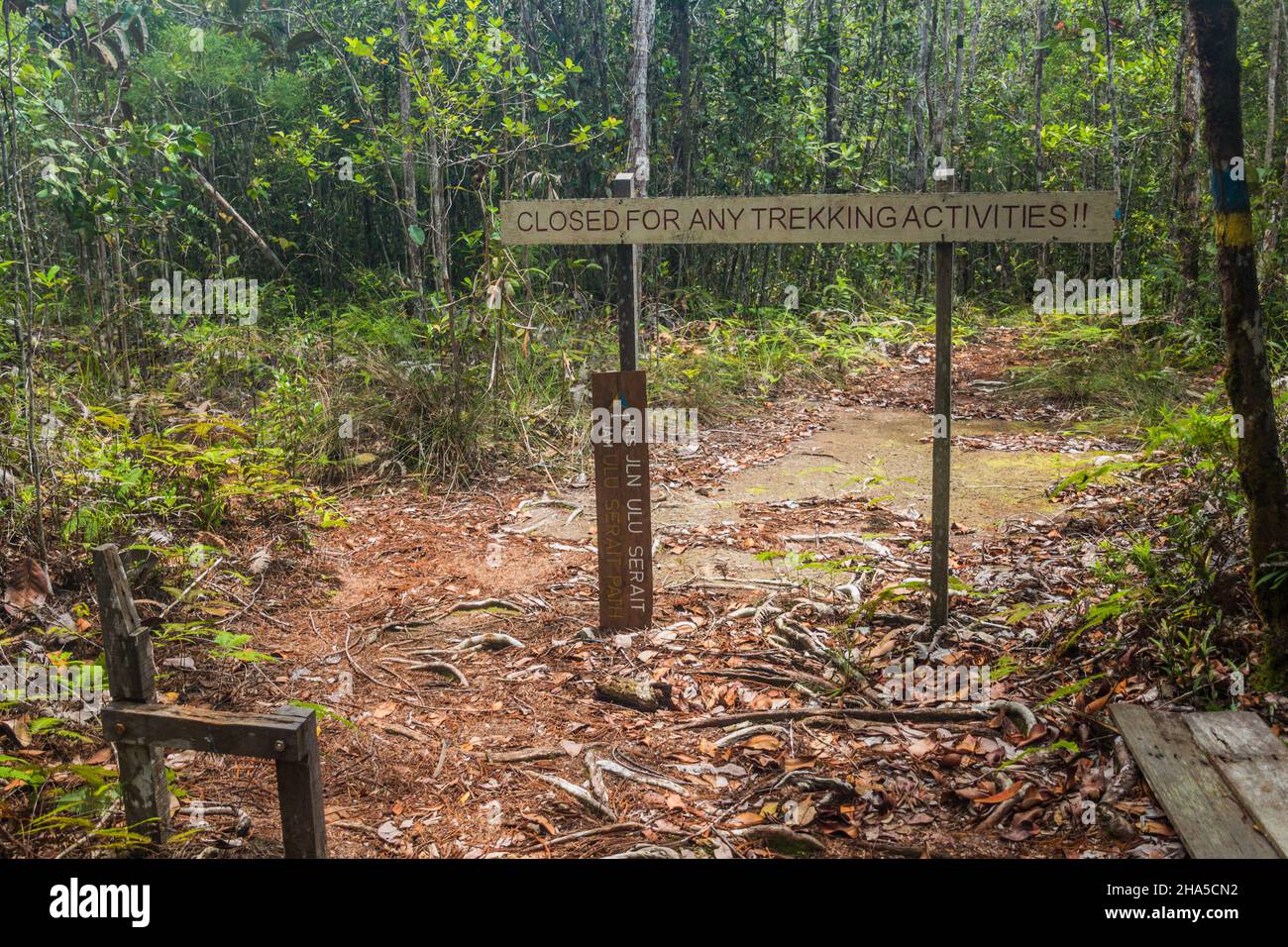 Trailhead national forest closed sign hi-res stock photography and ...