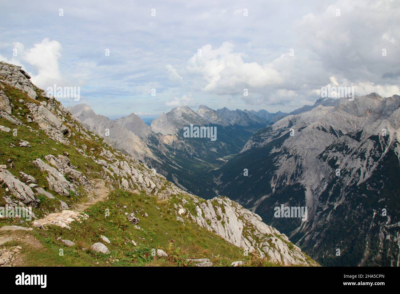 mountain tour over the mittenwalder höhenweg to the brunnsteinspitze ...