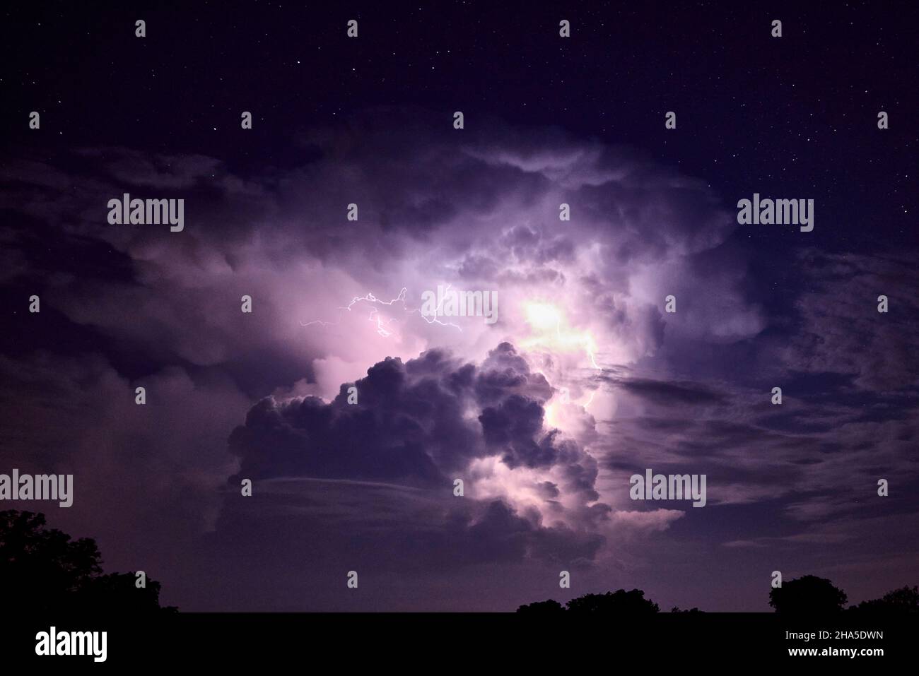 Thunderstorm cloud hi-res stock photography and images - Alamy
