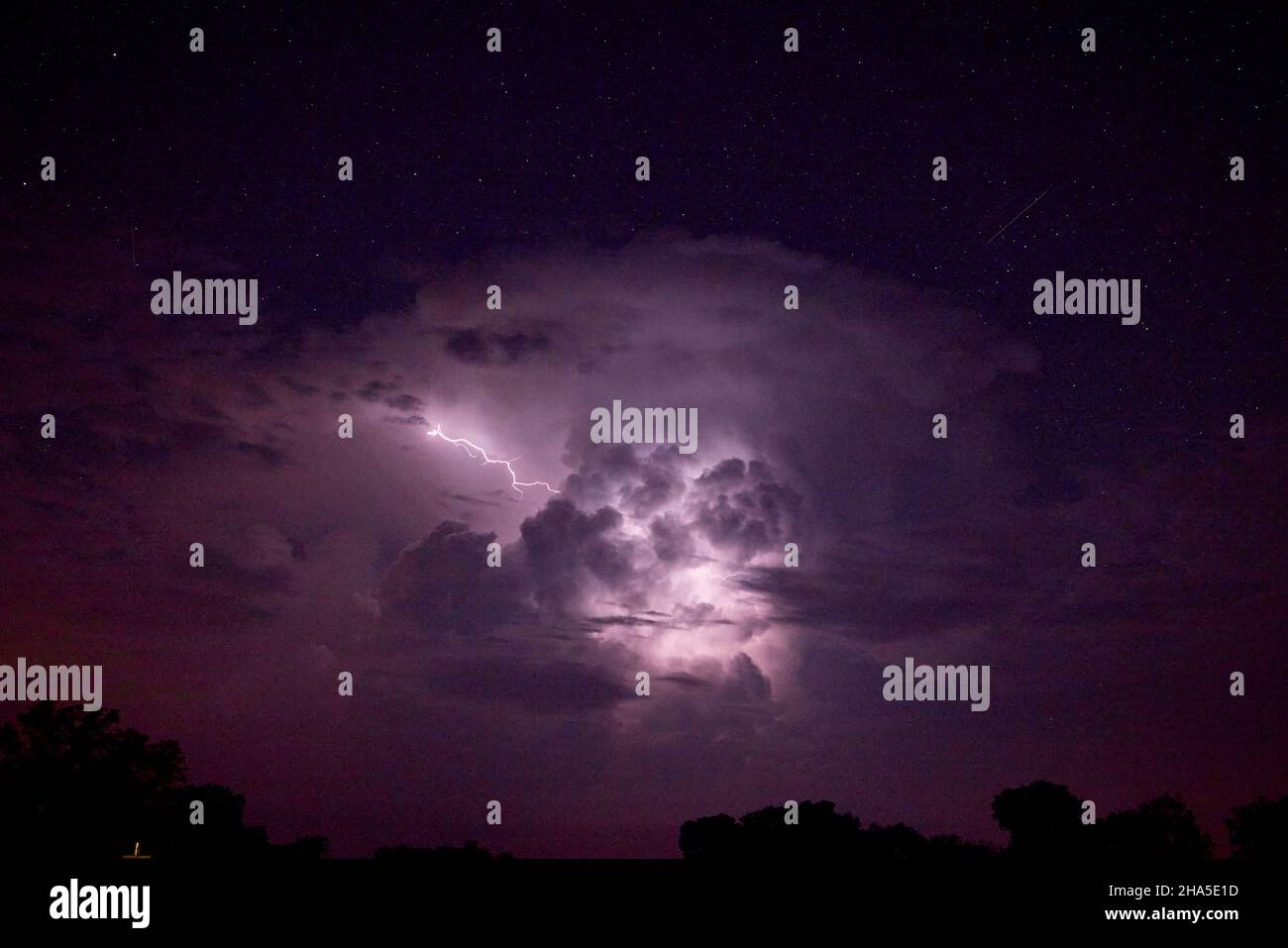 Thunderstorm cloud hi-res stock photography and images - Alamy