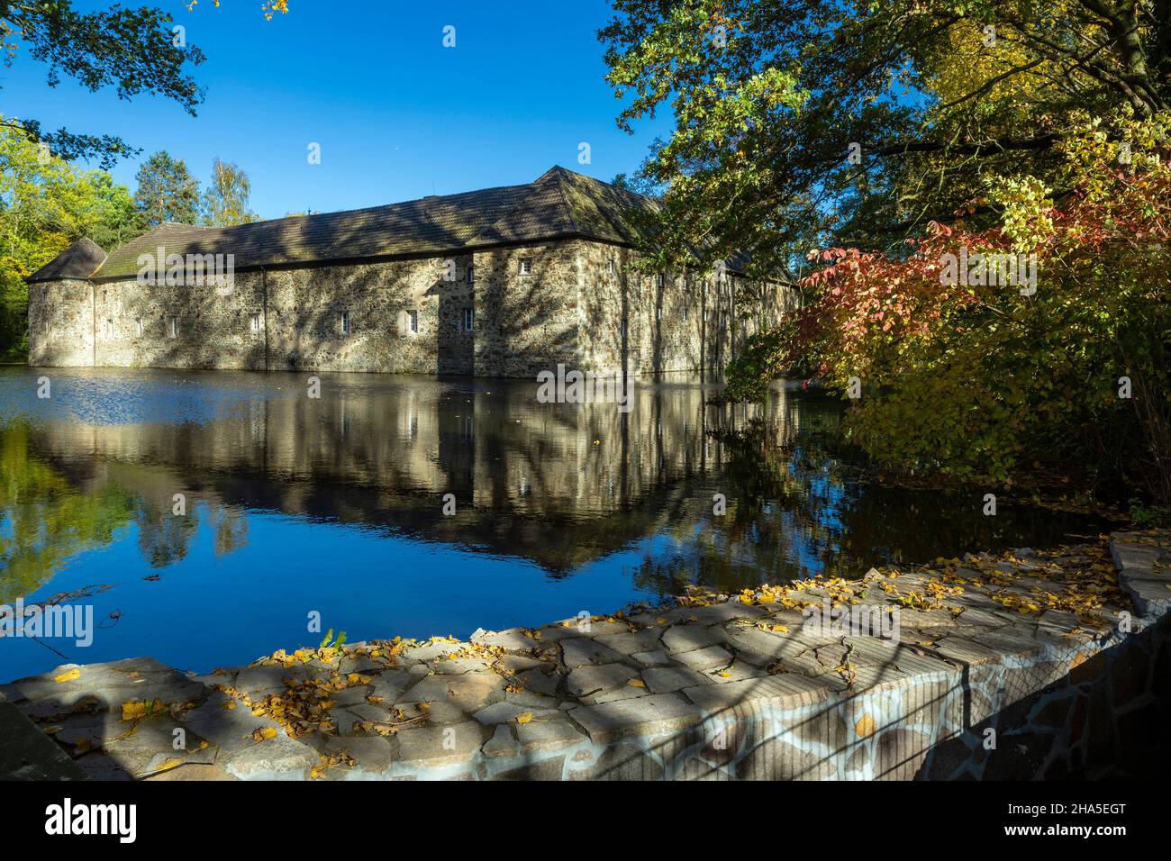 Middle ages architecture defense buildings hi-res stock photography and ...