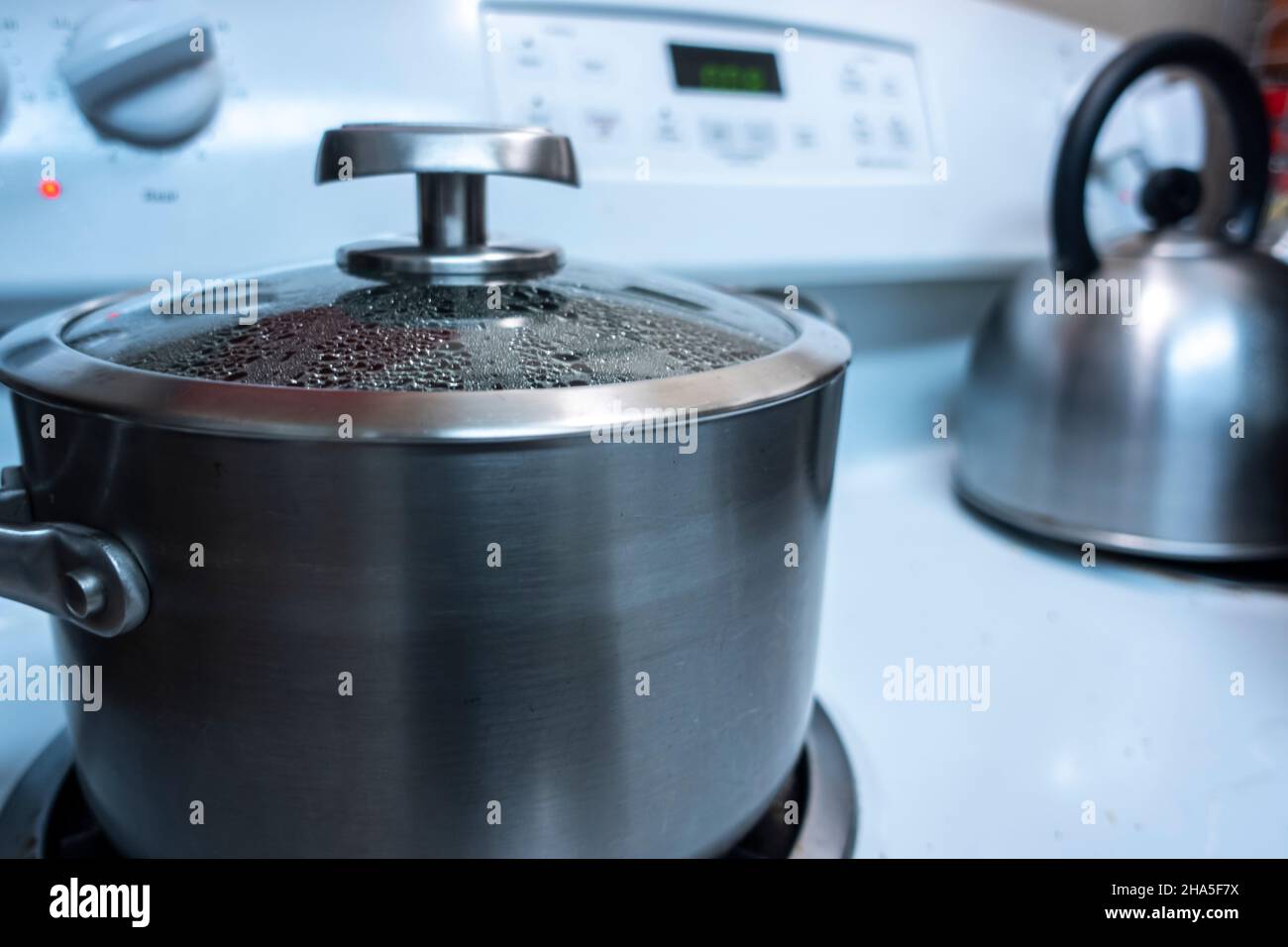 Glass oven cover hi-res stock photography and images - Alamy