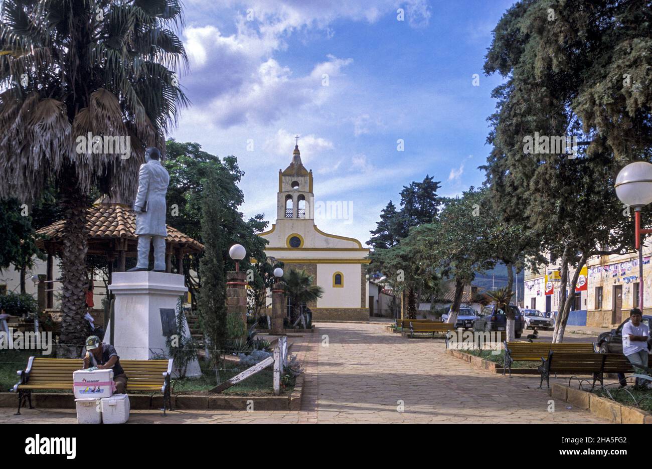 Plaza Principal, Iglesia de la Candelaria, Samaipata, Bolivia Stock ...