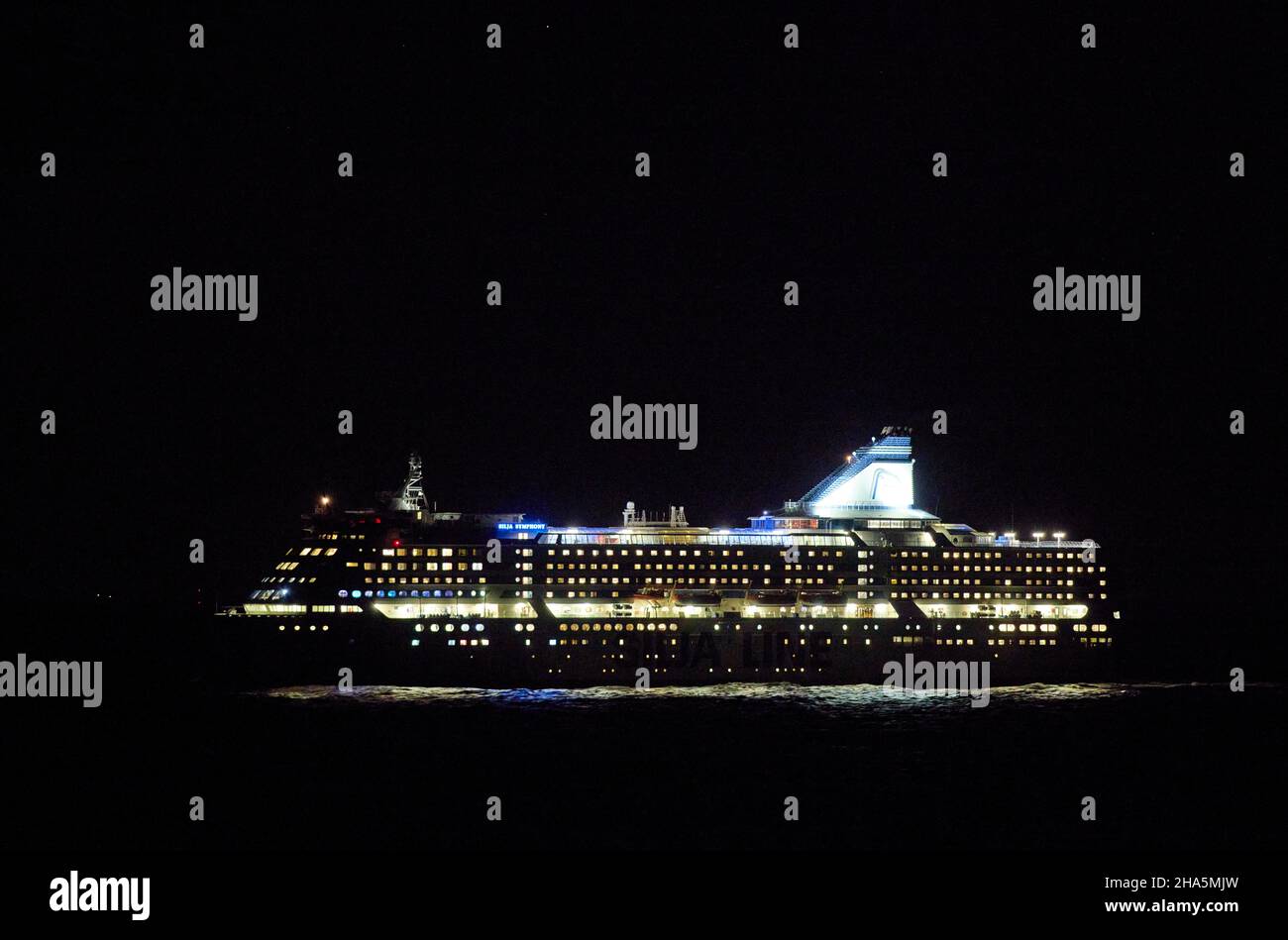 Ship navigation lights at night hi-res stock photography and images - Alamy