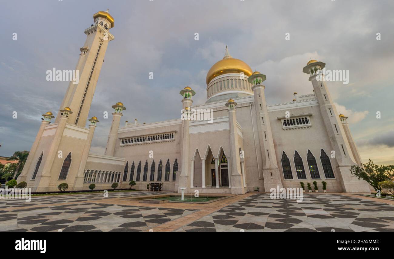 Omar Ali Saifuddien Mosque in Bandar Seri Begawan, capital of Brunei ...