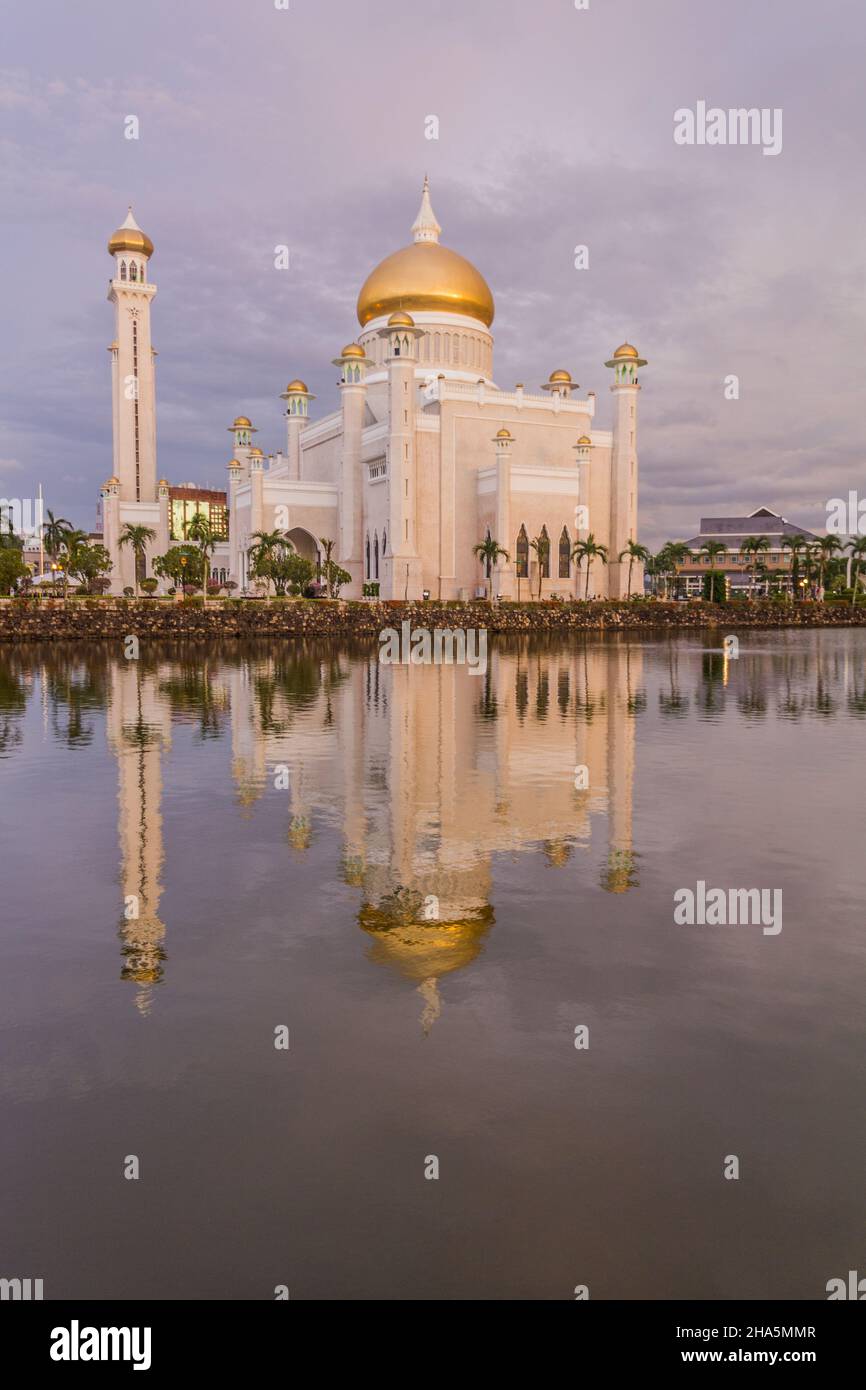 Omar Ali Saifuddien Mosque in Bandar Seri Begawan, capital of Brunei ...