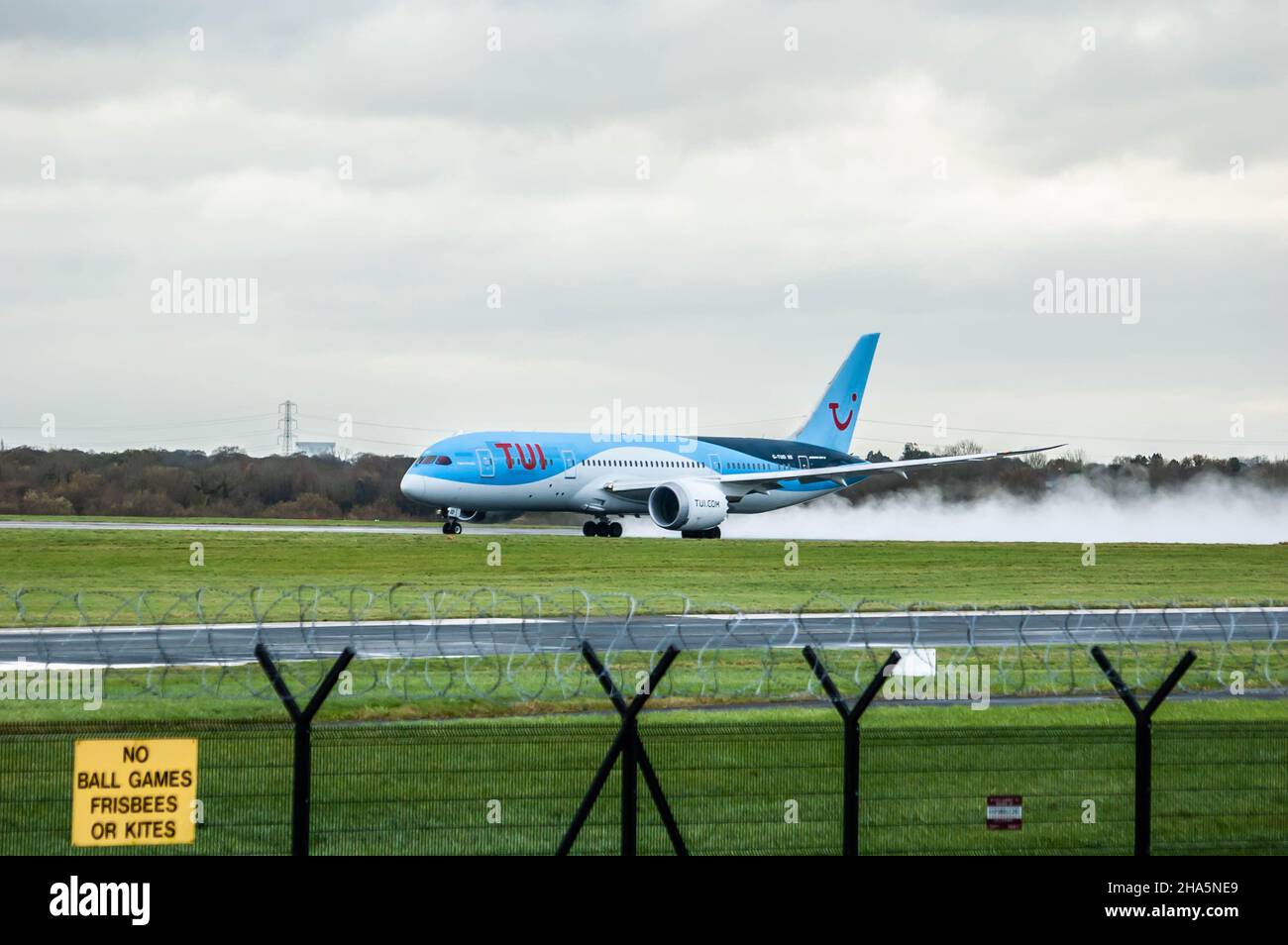 MANCHESTER, ENGLAND- 27 November 2021: TUI Boeing 787-8 Dreamliner ...