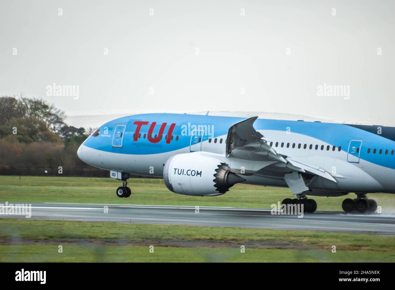 MANCHESTER, ENGLAND- 27 November 2021: TUI Boeing 787-8 Dreamliner ...
